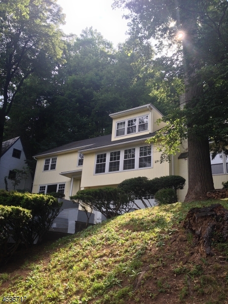 New Jersey Real Estate - Split-Level Homes | Walkable Suburb